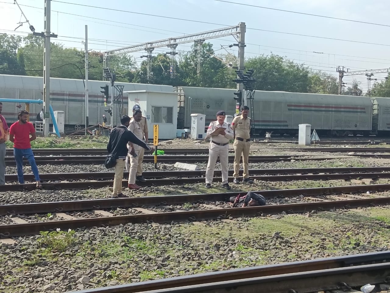 The dead body remained lying on the railway track for 4 hours | रेलवे ...