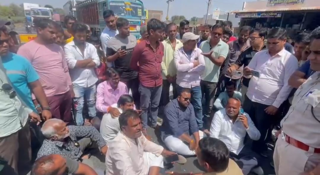 Truck hits private van on four lane in Ratlam | फोरलेन पर निजी वैन को ...