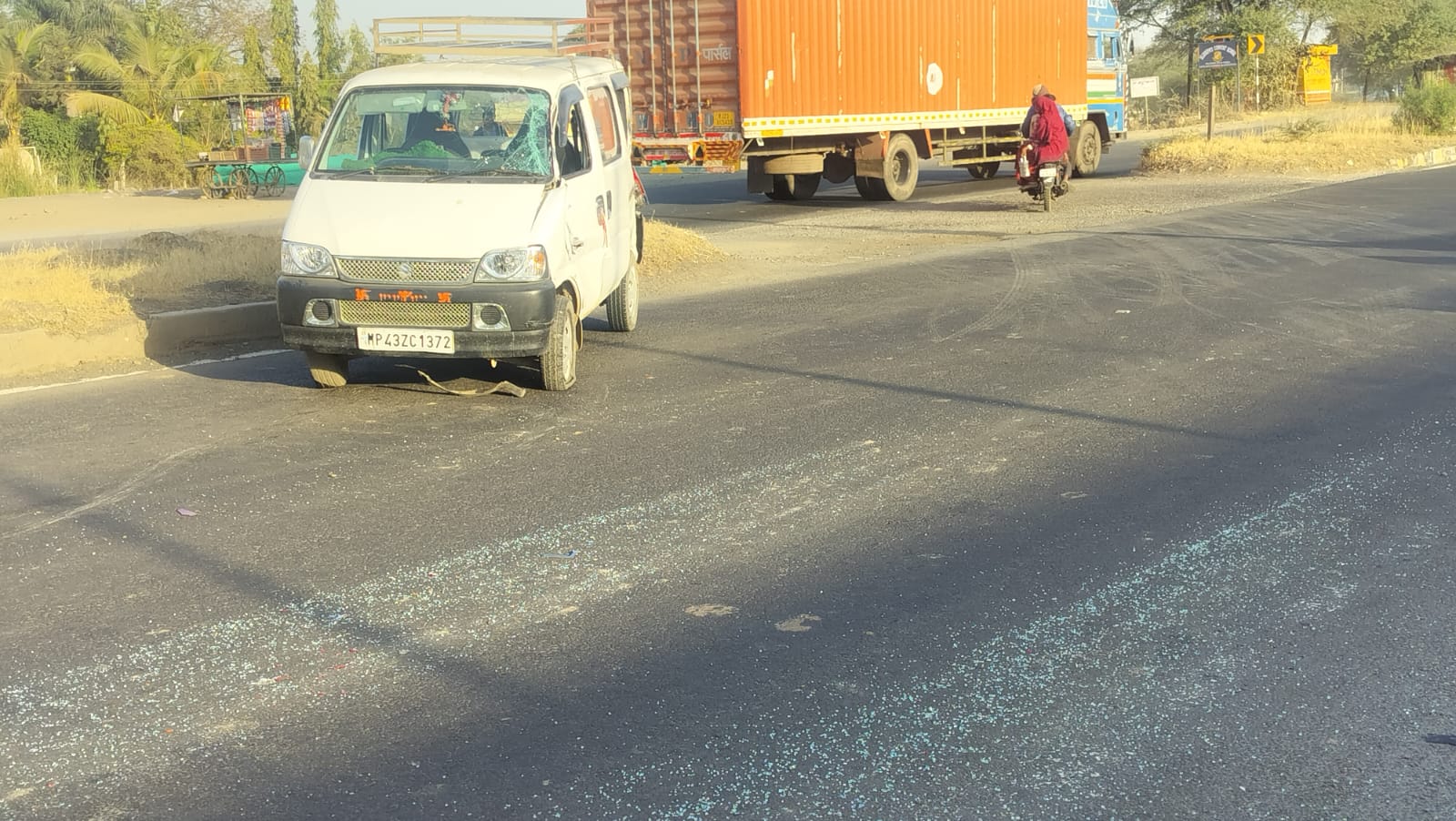 Truck hits private van on four lane in Ratlam | फोरलेन पर निजी वैन को ...