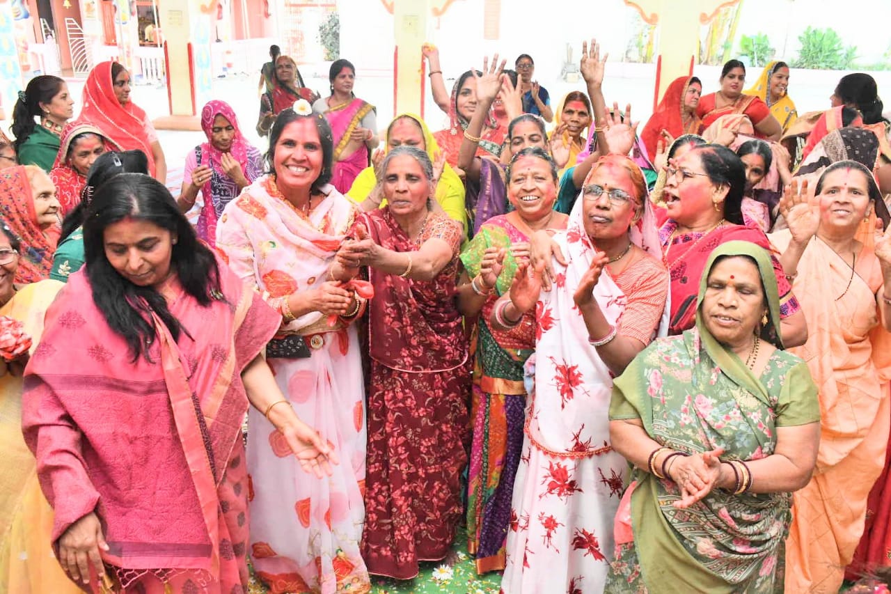 Holi played with flowers, gulal and colors in Dharamdham Geeta Bhawan ...