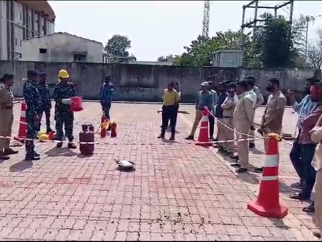 Showed ways to control fire in District Court, SDERF team gave training ...