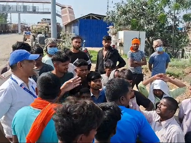 DFCC rail line footover bridge work disrupted | डीएफसीसी रेल लाइन ...