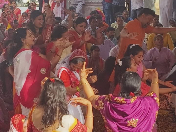 Grand Phag Mahotsav in Dudhdhari Temple, people danced vigorously ...