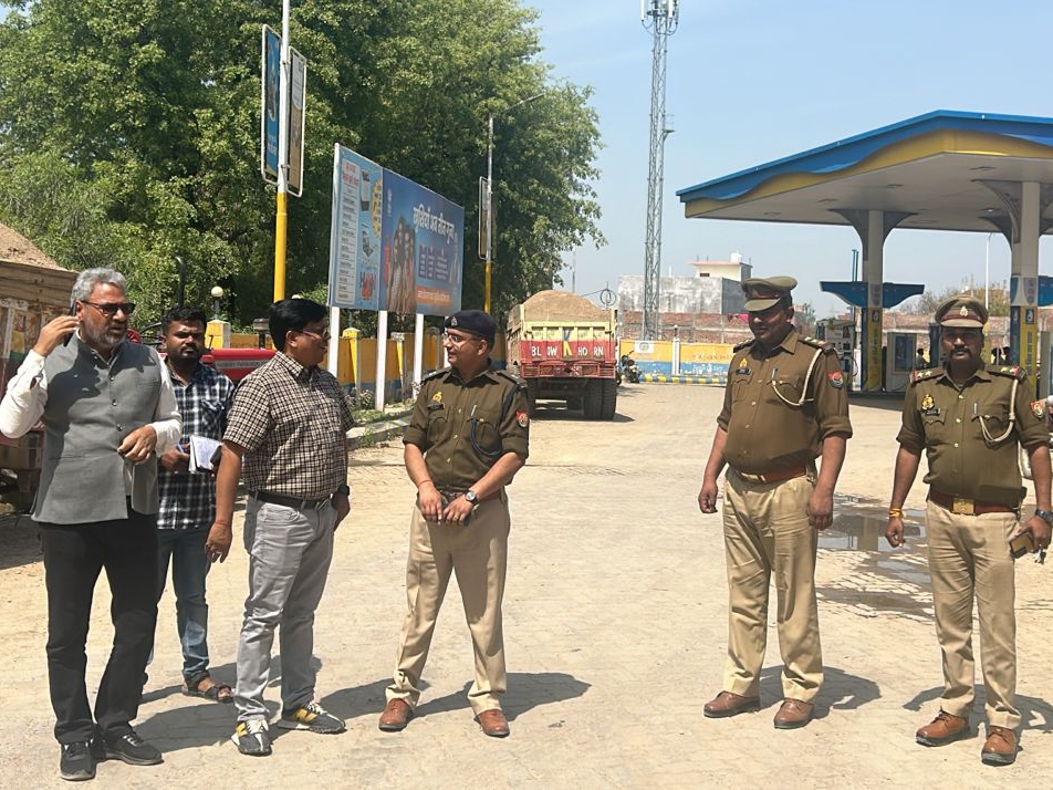 Mining of Maurang with tractor-trolley in Fatehpur. | फतेहपुर में ...