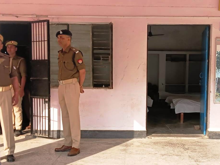 ASP inspected police line in Siddharthnagar | सिद्धार्थनगर में एएसपी ने ...