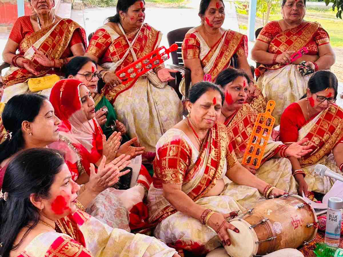 Women of Radha Nikunj Mahila Mandal celebrated Phagotsav | राधा निकुंज ...