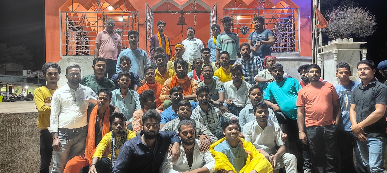Maha Aarti in Shri Hanuman Temple Murali Pahari, people gathered ...