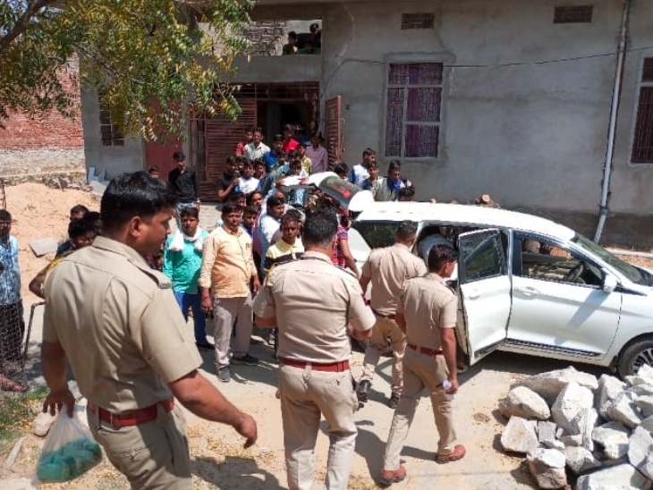 Young man committed suicide by hanging himself from a fan | युवक ने ...