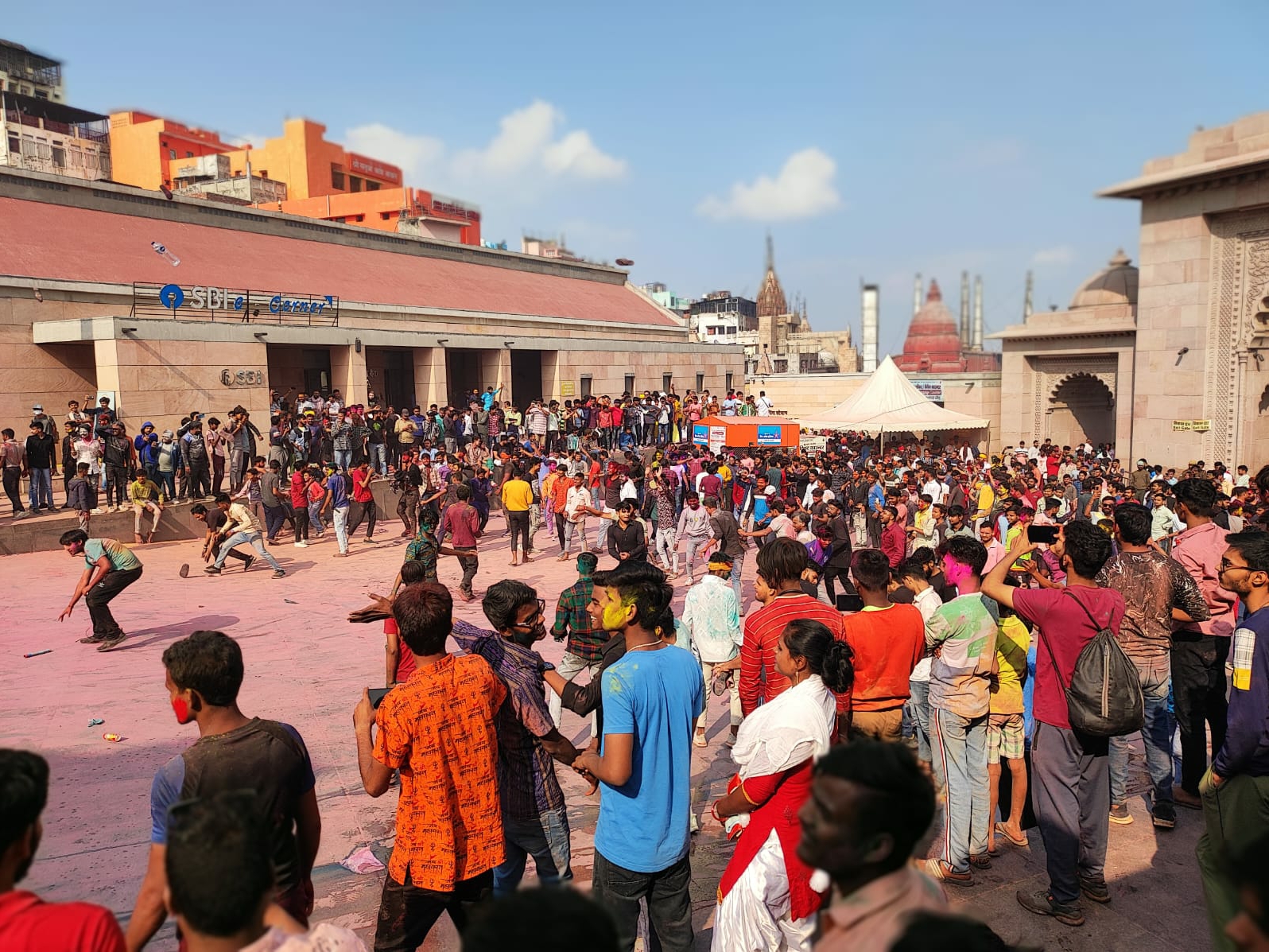 Holi with culture, tradition and colors made of flowers in Kashi | काशी ...