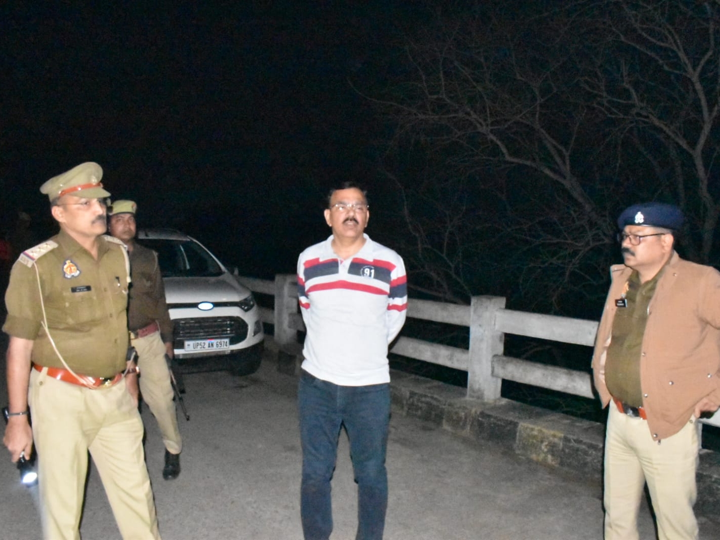 Ghazipur SP took stock of picket duty at night | गाजीपुर एसपी ने रात ...