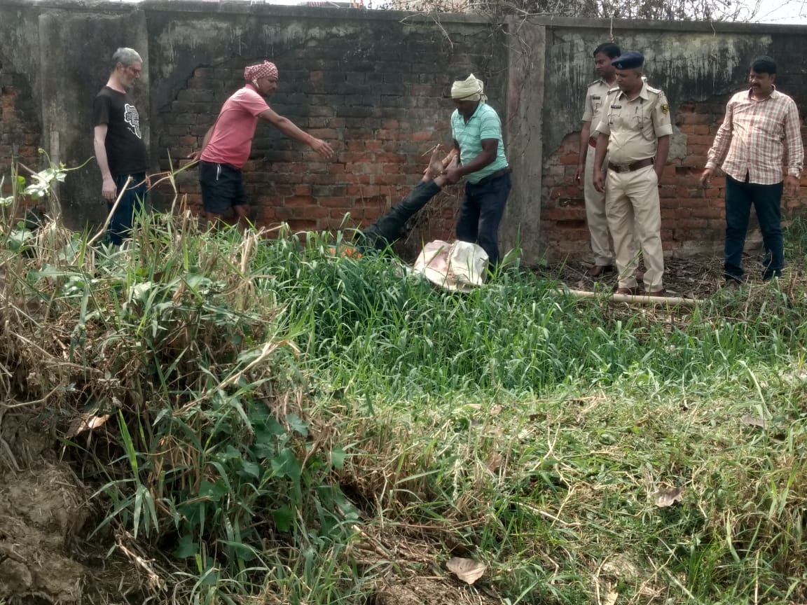 Dead body of a person found in an agricultural farm | कृषि फार्म में ...