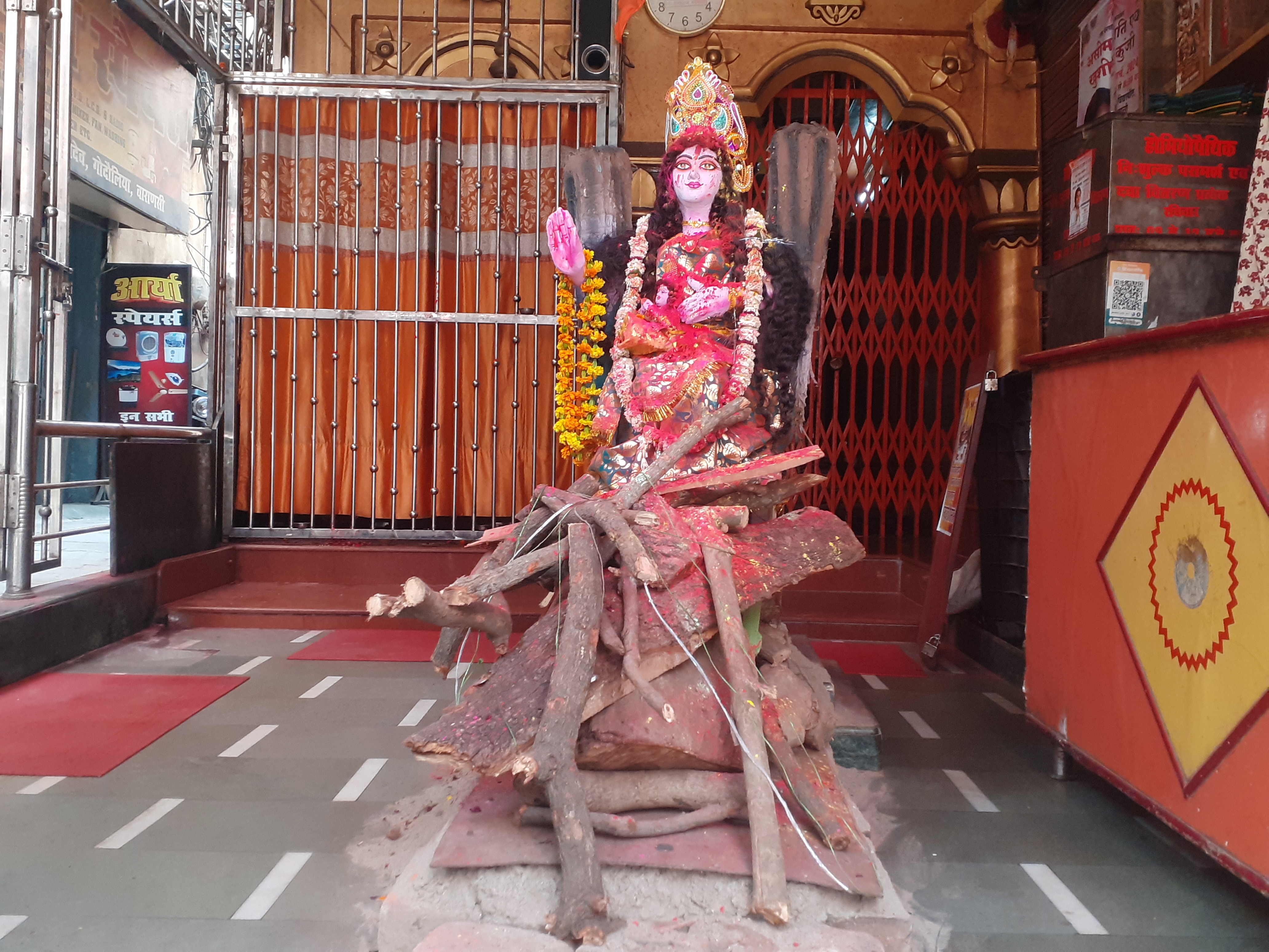 Holika statue decorated on the theme of democracy in Varanasi | वाराणसी ...