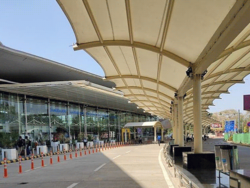 Lucknow airport becomes a base for cigarette smuggling | गोल्ड संग ...