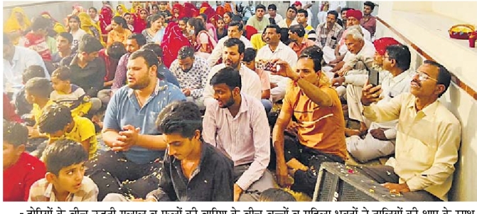 Phagotsav} Presentation of bhajans with rain of gulal flowers flying ...