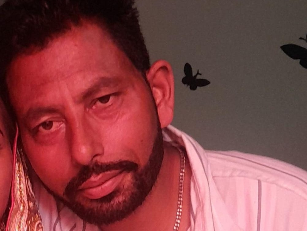 Moga Bike collides with pole; Husband dies, wife injured | मोगा में ...