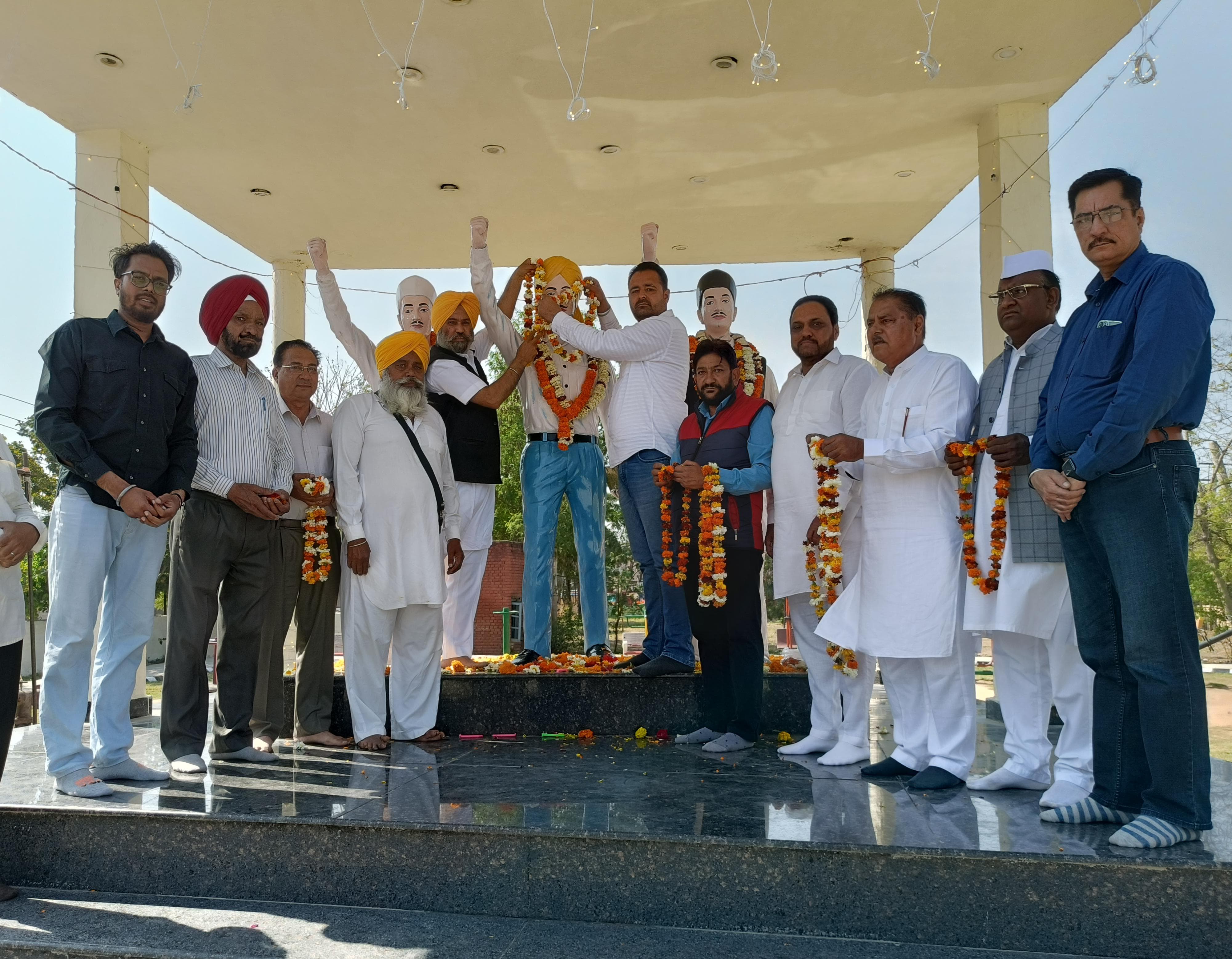 Bhagat Singh, Rajguru and Sukhdev remembered by offering flowers | भगत ...