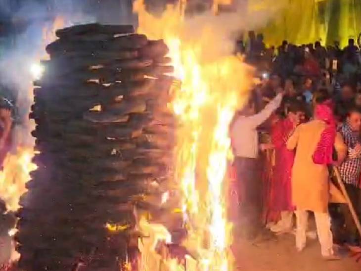 Burning of official bonfire at Rajbada | इंदौर के राजवाड़ा में हुआ ...