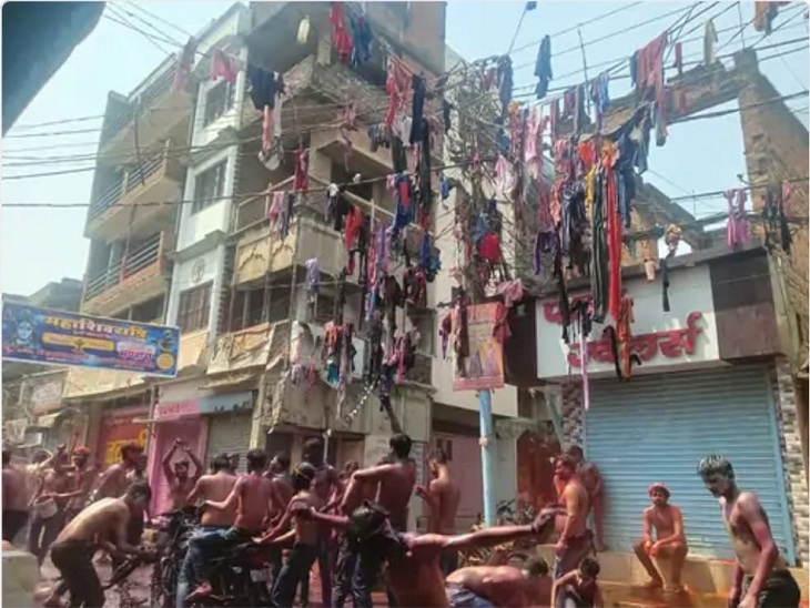Cloth tearing Holi is being played in Azamgarh for 40 years | आजमगढ़ ...