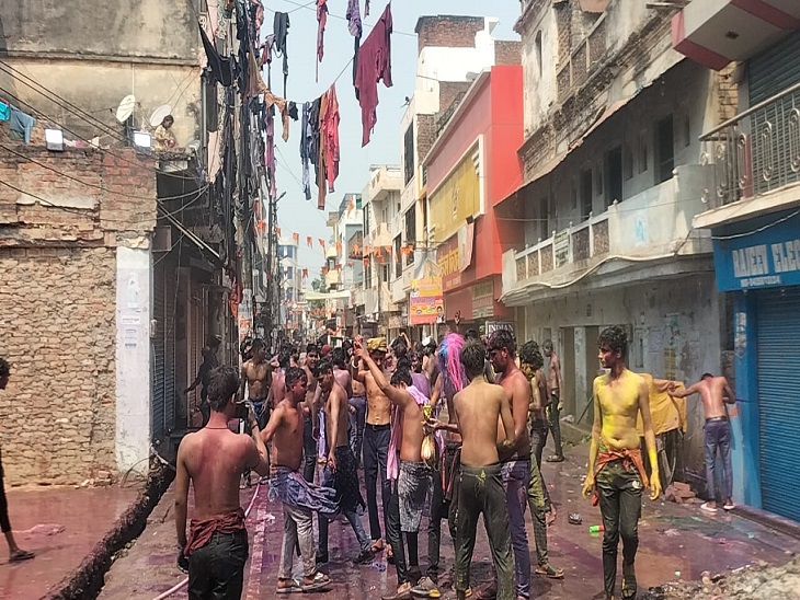 Cloth tearing Holi is being played in Azamgarh for 40 years | आजमगढ़ ...