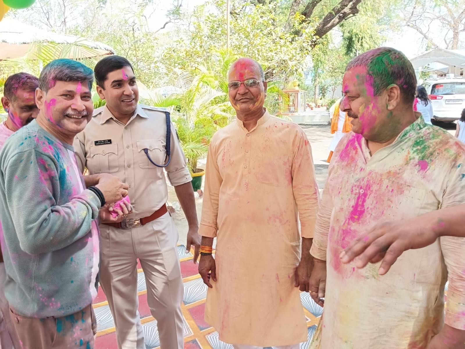 Police spread colors on Holi: SP-Collector applied gulal on each other ...