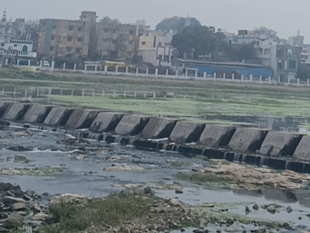 Water was released from Kunda stop dam. | कुंदा स्टॉपडेम से पानी बहाया ...