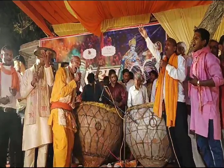 Devotees immersed in joy watching Charkula dance | चरकुला नृत्य देख ...