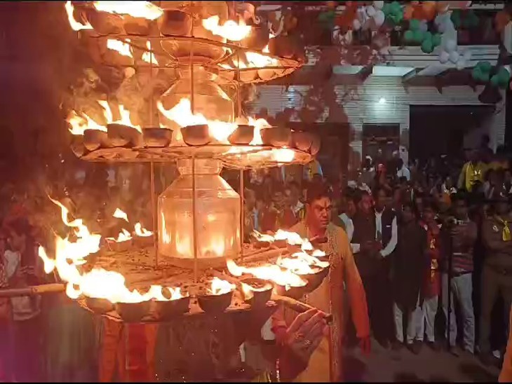 Devotees immersed in joy watching Charkula dance | चरकुला नृत्य देख ...