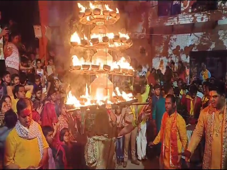 Devotees immersed in joy watching Charkula dance | चरकुला नृत्य देख ...