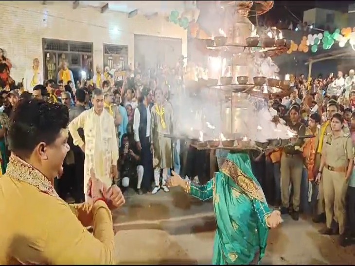 Devotees immersed in joy watching Charkula dance | चरकुला नृत्य देख ...