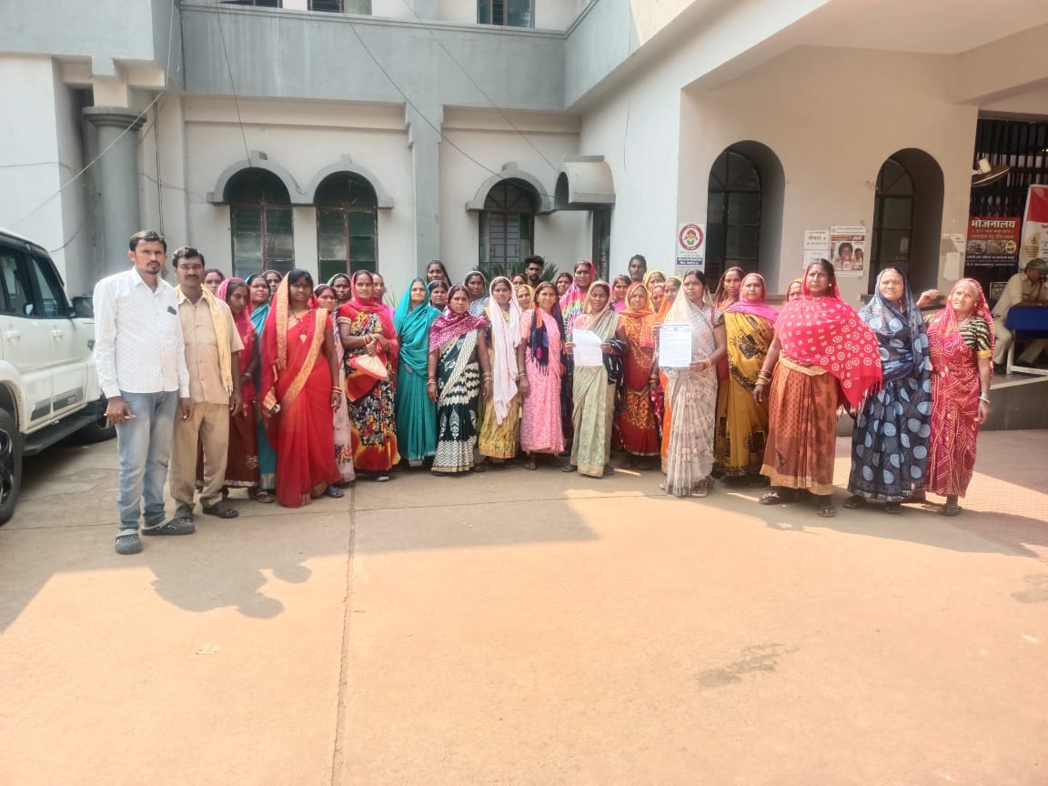Scheme stopped, villagers reached collectorate to ask for water | योजना ...
