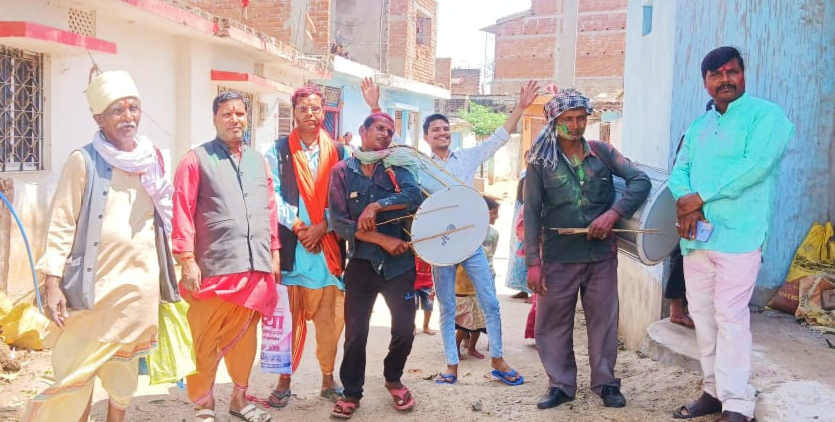 People danced with traditional Dhol Dhaank in Itkhori, singing Mani ...