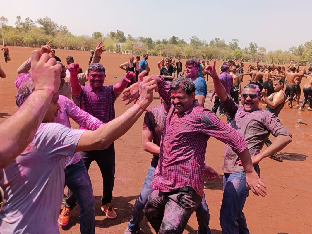 Guna Police Clothes Tear Holi VIDEO | गुना पुलिस की कपड़ा फाड़ होली ...