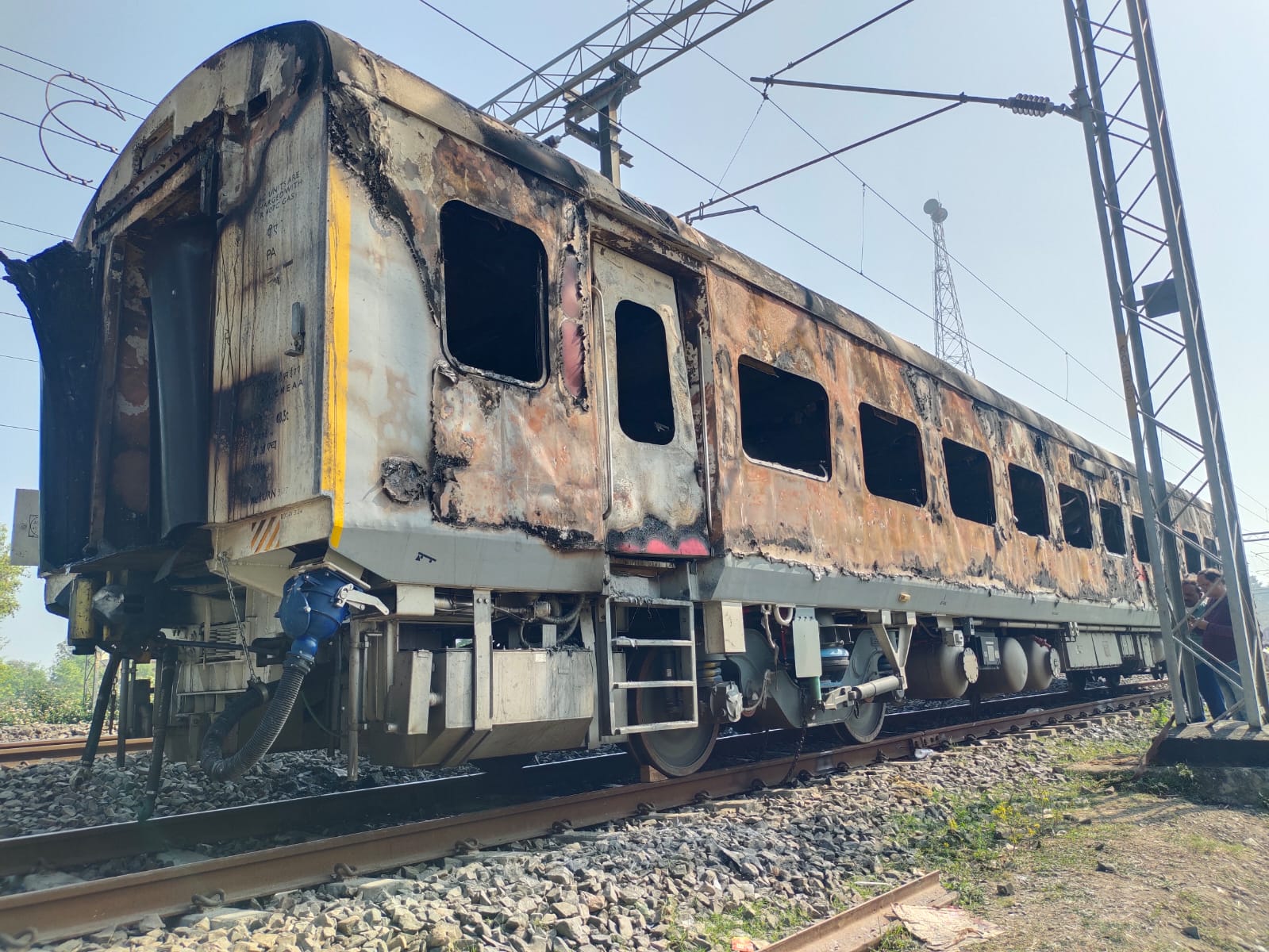 A massive fire broke out in the AC bogie of Holi special train, people ...