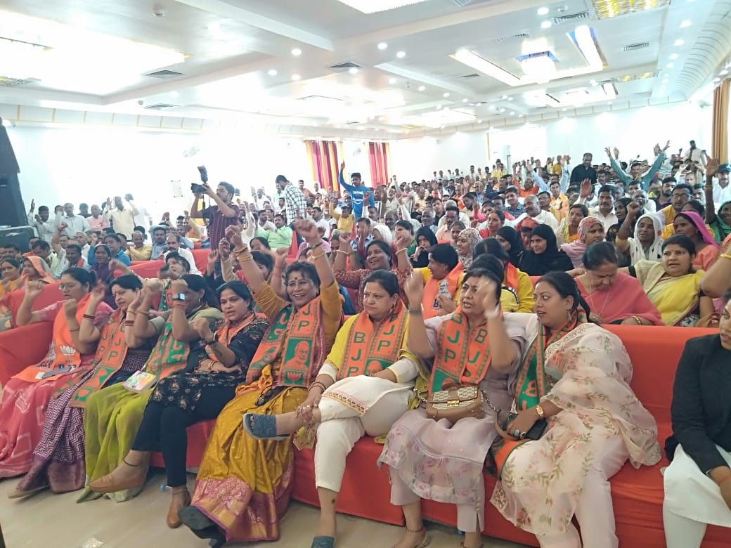 BJP's Holi reunion function in Barabanki | बाराबंकी में भाजपा का होली मिलन समारोह: सतीश शर्मा ने ...