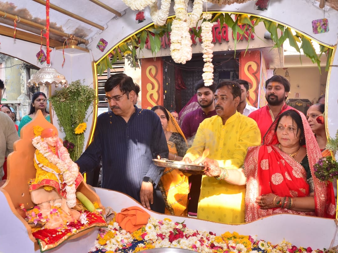 Sheets of flowers spread on the roads, palanquin was worshiped from every house, Prabhat Pheri ...