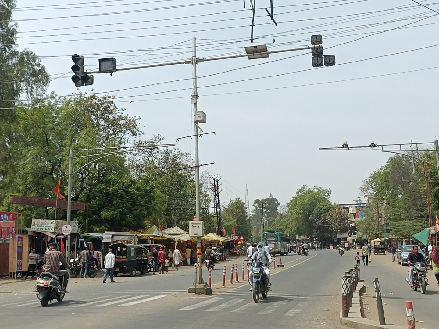 Signals installed at four intersections of the city stop at any time ...