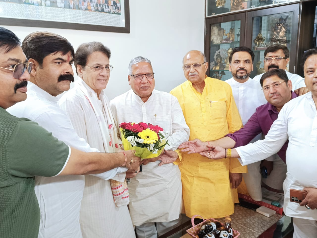 Rajendra Aggarwal's musical style after ticket booking | भाजपा के सांसद ...