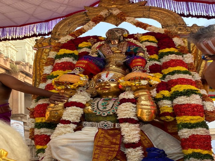 God seated on Hanuman ji, devotees immersed in joy after seeing ...