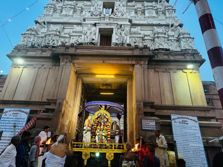 God seated on Hanuman ji, devotees immersed in joy after seeing ...
