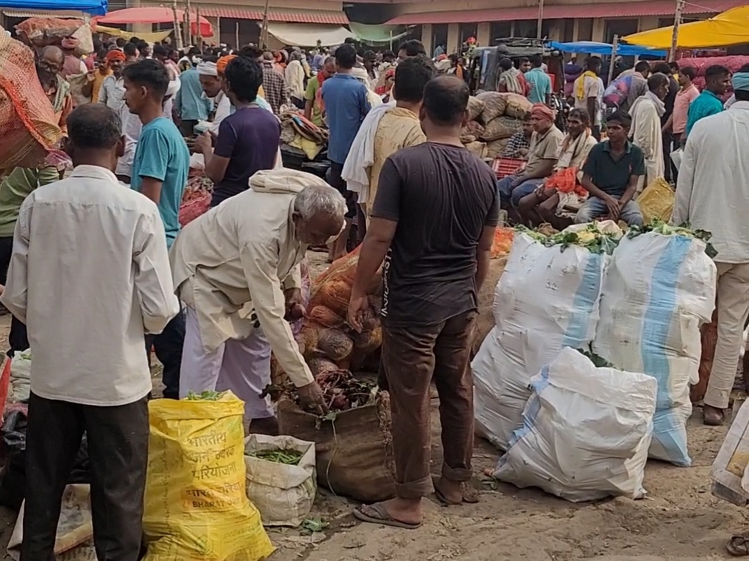There is hustle and bustle in the market of Mohammadabad, buzzing after ...