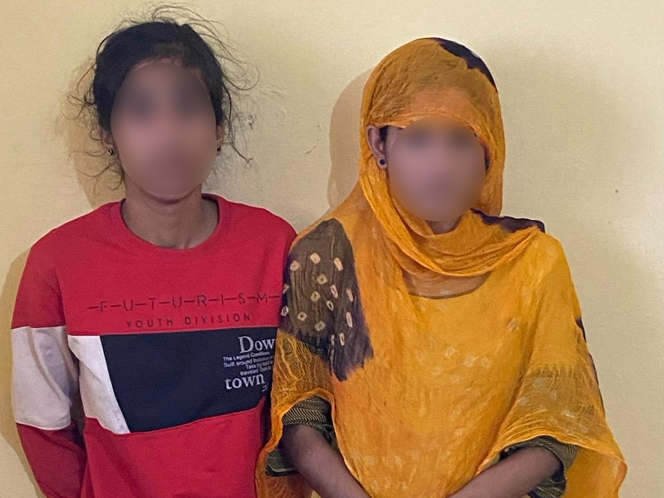 Two women smugglers arrested with smack | स्मैक के साथ दो महिला तस्कर ...