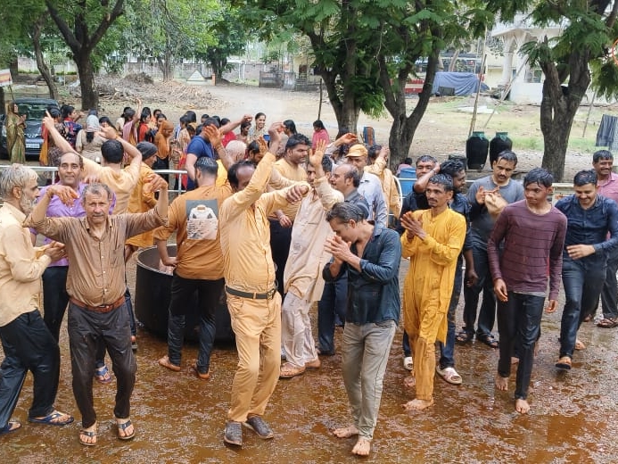 Rangpanchami played with the colors of Palash in Sant Asharam Ashram ...