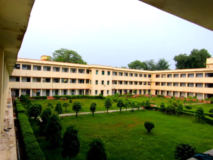 Obscenity and assault on a boy in BHU | BHU में दलित छात्र से अश्लीलता...हॉस्टल में बंधक बनाकर ...