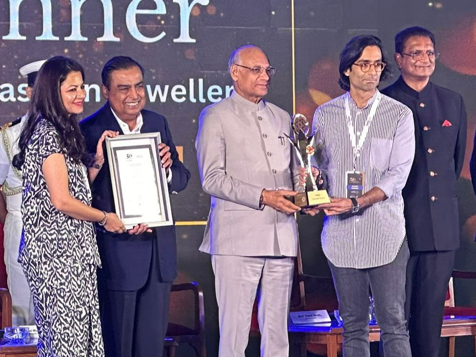 Mukesh Ambani gave award to Tarang Arora of Jaipur | जयपुर के तरंग ...
