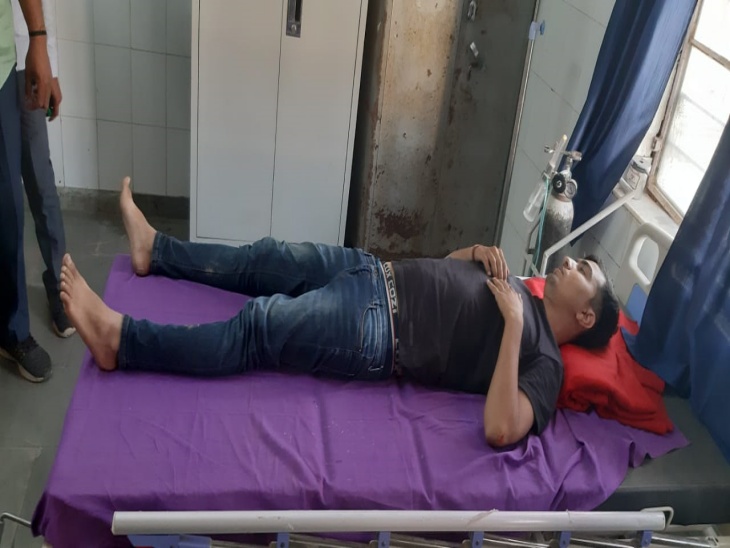 Car collides with culvert on Delhi-Mumbai Super Expressway | तेज रफ्तार ...