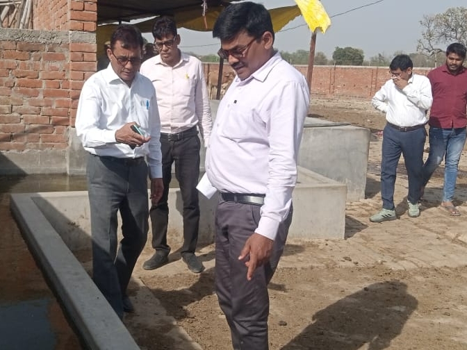 BDOs enraged after seeing construction of pathway ghat in Amrit Sarovar | अमृत सरोवर में पाथवे ...