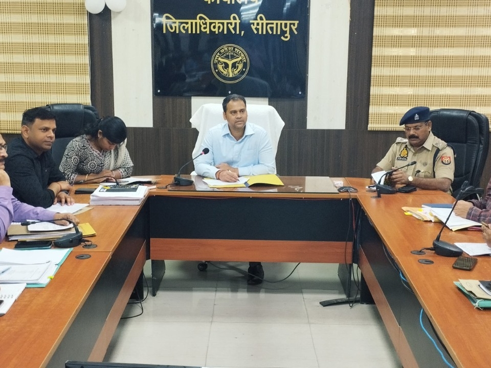 Sitapur DM reviewed the preparations for the Lok Sabha electionsसीतापुर ...
