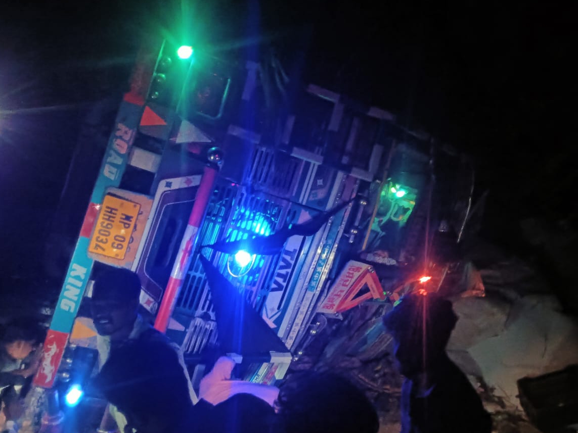 Truck overturns after becoming unbalanced on Susner road, cleaner's leg ...