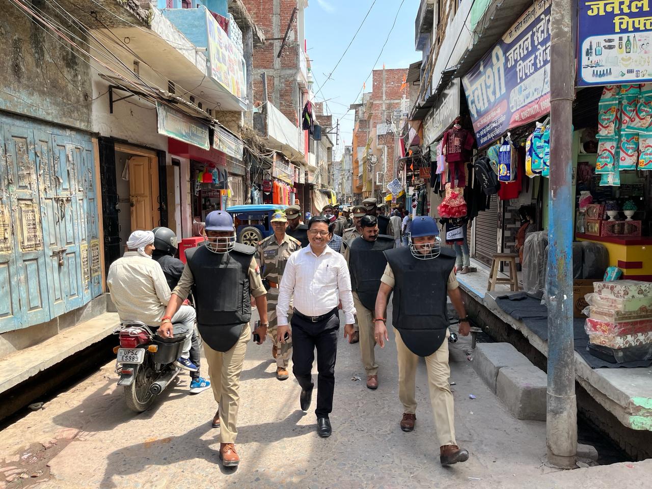 Mau police did a flag march in Muhammadabad Gohna | मऊ पुलिस ने किया ...