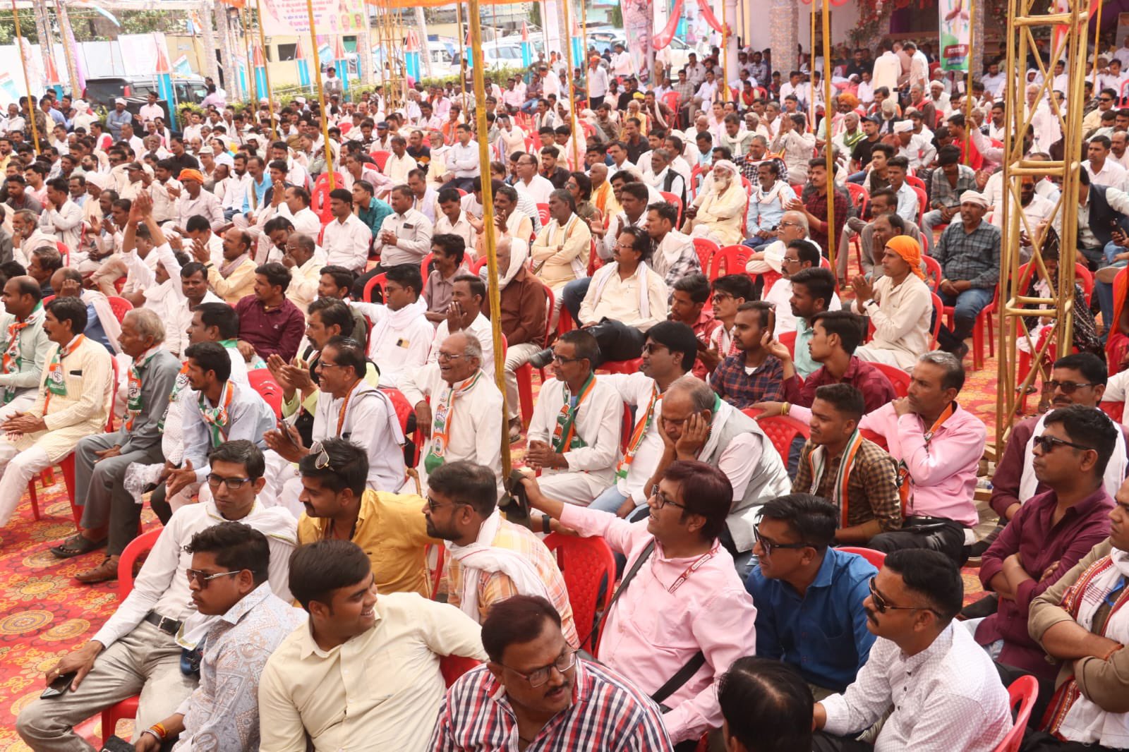 Congress candidates cried on the stage in Damoh, DAMOH CONG CANDIDATE ...